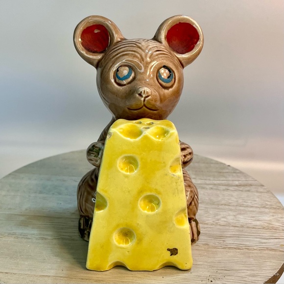 Kitchen | Vintage Mouse Cheese Salt Pepper Shakers Mouse Holding Cheese ...